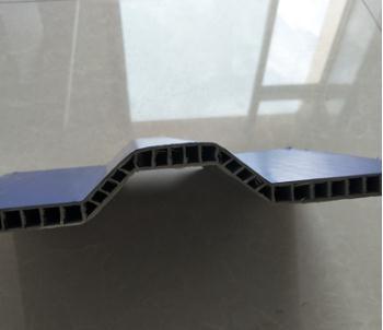 Cina Durevoli ondulati scavano le mattonelle di plastica del PVC della parete degli strati gemellati del tetto in vendita