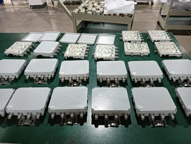 Low Pim -155dbc Triplexer RF Diplexer 1710-1880 1920-2170 2300-2400 2500-2700MHz Dual-Band Combiner with 4.3-10 Female Connector