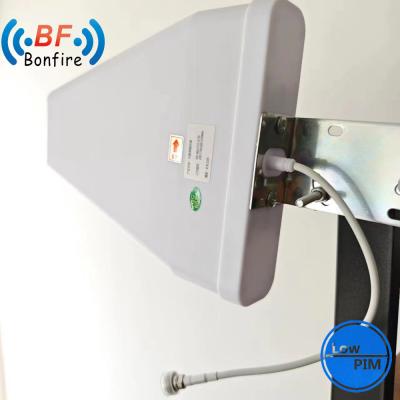 Cina Wide Band Indoor Omni Antenna 698-4000MHz 3G/4G/GSM/LTE Bianco con N connettore femminile in vendita