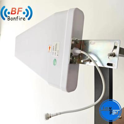 Cina Wide Band Indoor Omni Antenna 698-4000MHz 3G/4G/GSM/LTE Bianco con N connettore femminile in vendita