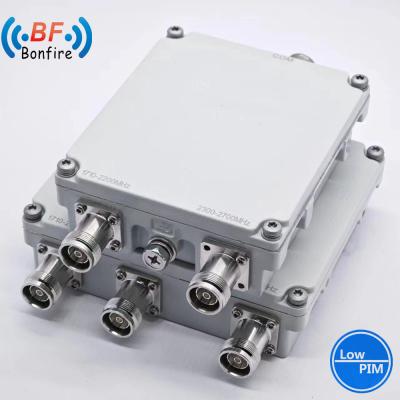 Cina Combinatore UHF a 3 vie rosso originale 2500-2700MHz Combinatore a quattro bande Triplexer RF Diplexer in vendita