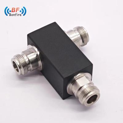 中国 低挿入損失 低 Vswr 5000-6000MHz 50W 2 Way パワースプリッタ N 女性 IP60 Ibs/Das 販売のため