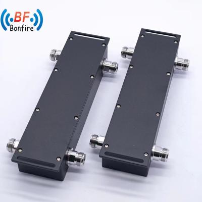 中国 パッケージ 総重量 0.780kg グレー/レッド/ブラック 698-4000MHz パッシブ RF 2X2ハイブリッド コンビナー 販売のため