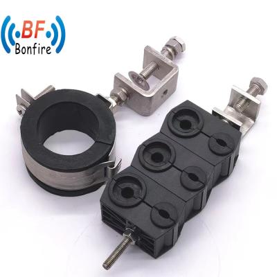 China 15.00cm * 6.00cm * 1.50cm Package 3 Way Feeder Clamp for 5mm Fiber and Power Cable for sale