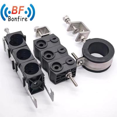 中国 KXK-XXXXX 1-1/4 コアシアルケーブルクリップ 3 Way フィッダークランプ カスタマイズされたケーブルクランプ 販売のため
