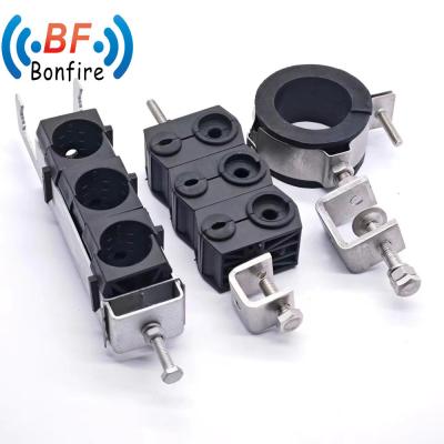 中国 KXK-XXXXX 1-1/4 コアシアルケーブルクリップ 3 Way フィッダークランプ カスタマイズされたケーブルクランプ 販売のため