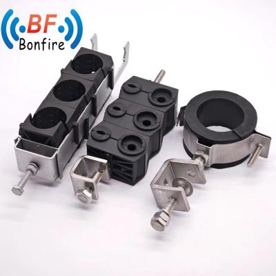 Cina 15.00cm * 6.00cm * 1.50cm Dimensione del pacchetto Double Type Fiber Feeder Clamp RF Cable Clamp in vendita