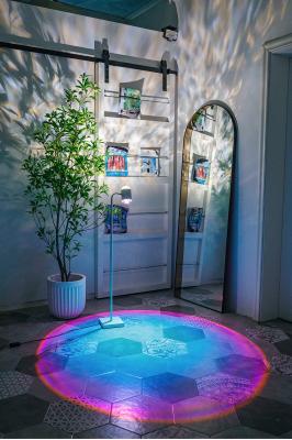Cina Controllo intelligente Lampada a pavimento a LED Disegno ondulativo dell'acqua per caffè o luce notturna in vendita