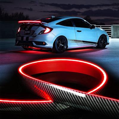 中国 129.79 x 3.51 x 1.02cm 梱包サイズ LED ストライプライト付きの明るいカースポイラー 販売のため