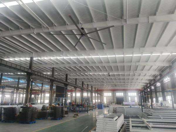 특허를 받은 블레이드 디자인을 가진 HVLS 팬은 동일한 RPM에서 25% 더 많은 공기 흐름을 제공합니다.