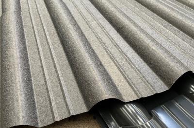Cina RAL7024 Piastrelle metalliche rivestite a colori con texture matt trapezoidali SS80 di grado Valspar HDP pannelli ondulati per pareti metalliche AZ160 in vendita
