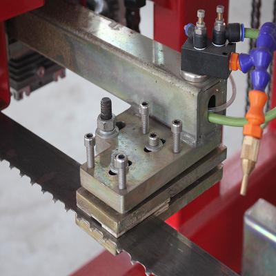 Cina JIERUI Heavy Duty Jigsaw Machine per il taglio a 2000mm Max. Larghezza di lavoro in Kenya in vendita