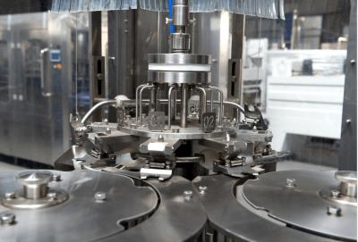 Cina Imbottigliatrice azionata facile dell'acqua sorgiva con il sistema di controllo perfetto in vendita