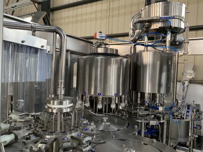 China Bebida 3 en 1 equipo embotellador de relleno de enjuague del agua industrial de la máquina que capsula en venta