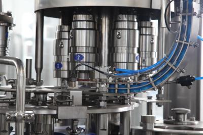 China Volledig Automatische Drank het Vullen Machine voor Plastic Fles met 4000 BPH Te koop
