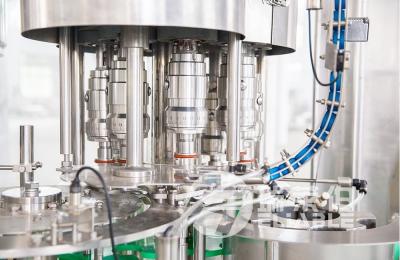 Cina Macchina di rifornimento gassosa marca famosa della bevanda 3 in 1 linea di riempimento di CDD per il selz in vendita