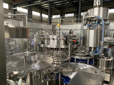 Cina Macchina di rifornimento gassosa marca famosa della bevanda 3 in 1 linea di riempimento di CDD per il selz in vendita