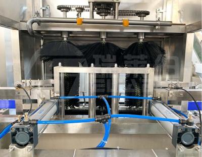Cina Tappatrice di riempimento dell'imbottigliamento dell'acqua di plastica dell'attrezzatura con 300 BPH in vendita