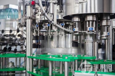 Cina Imbottigliatrice di vetro elettrica della birra 3 in 1 tappatrice di riempimento risciacquante in vendita