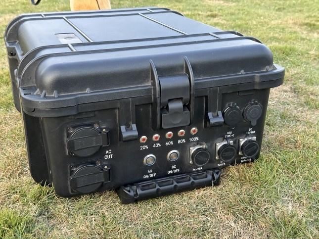 Hot Products 6000W Large Capacity Multi-Functional Portable Solar Generator Emergency Power Station, Suitable for Family and Camping Use