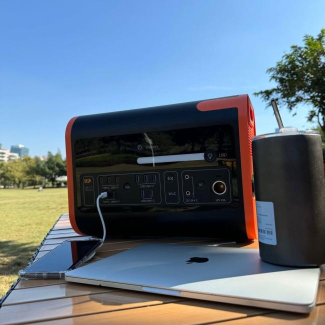 Outdoor Camping LiFePO4 Lithium Battery 2200W AC Solar Generator Portable Power Station