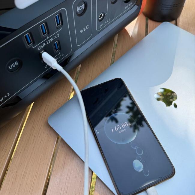 8. Us/Canada Outlet Dual Fast Charging 2200W High Power Emergency Charger UPS Portable Power Station/Mobile Power Supply