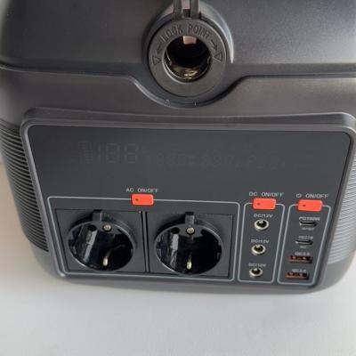 Cina LiFePO4 Battery Charging Bank 600W Potenza mobile con QC3.0 di uscita 18W e illuminazione LED 11W in vendita