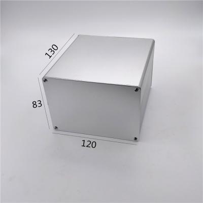 Cina recinzione di alluminio dell'estrusione di 120*83*130mm Squre con la piastra laterale in vendita