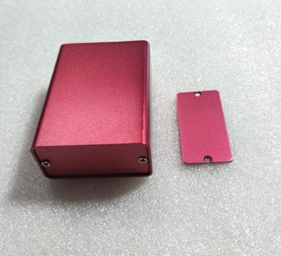 Cina OEM Cassa di alluminio estrusso per sabbiatura nera-rosso in dimensioni ridotte in vendita