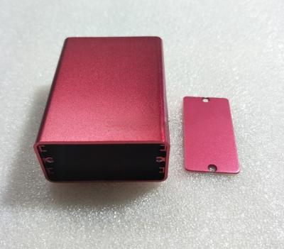 Cina OEM Cassa di alluminio estrusso per sabbiatura nera-rosso in dimensioni ridotte in vendita