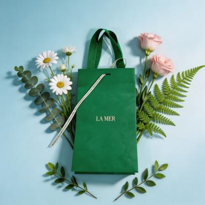 China Portable Mini Paper Hand Shopping Bag, Lightweight Thin Eco Paper Material, Custom Logo, Hot Foil Stamping, Embossing, Ideal for Lipstick, Perfume, Skin Care Products & Cosmetics Gift Packaging for sale