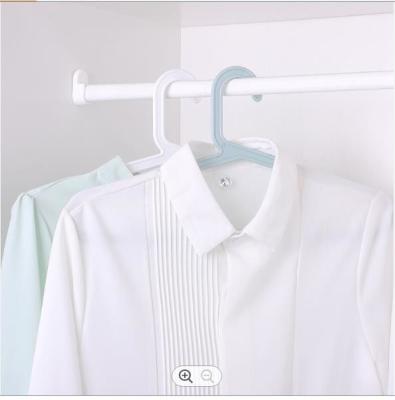 中国 PPの厚いプラスチック ハンガーの大人はプラスチック衣服のハンガーに着せる 販売のため