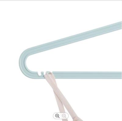 中国 PPの厚いプラスチック ハンガーの大人はプラスチック衣服のハンガーに着せる 販売のため