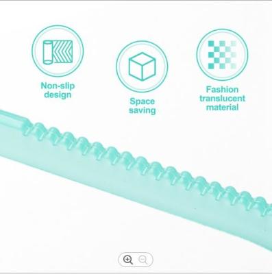 中国 半透明で厚いプラスチック ハンガー0.5cmの倍数のTシャツのハンガー 販売のため