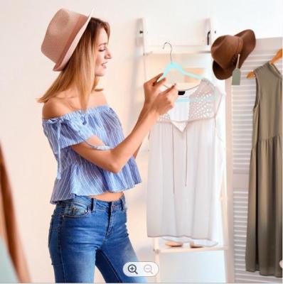 中国 半透明で厚いプラスチック ハンガー0.5cmの倍数のTシャツのハンガー 販売のため
