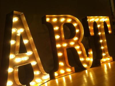 Cina Luci illuminate su misura della lettera della tenda foranea del metallo per la decorazione di festa in vendita