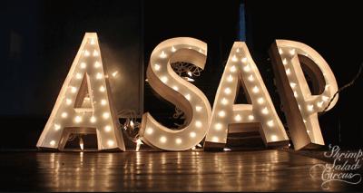Cina Il metallo rustico ha acceso le luci d'annata della lettera/i segni della lettera della lampadina decorazione della zona fieristica in vendita