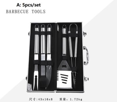 中国 屋外/国内バーベキューの道具箱セット、ステンレス鋼のグリル セット、フォーク、へら、クランプ、ブラシ 販売のため