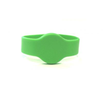 Cina Braccialetto RFID in silicone con chip ultraleggero 85.5x54mm, Braccialetto RFID per eventi in vendita