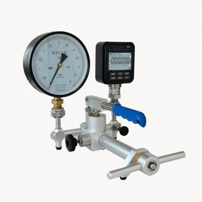 China Anpassung der Auflösung 0.1mbar Luftdruckkalibrator mit Handpumpe zu verkaufen