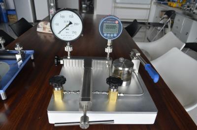China 25 Bomba manual de 2500 bar compatible con el aceite de transformador para aplicaciones de alta presión en venta