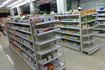 Cina Scaffale di esposizione medico metallico del deposito per altezza della farmacia 1950mm 2150mm 2350mm in vendita