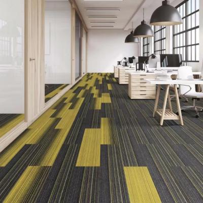 China OEM wasbare PVC-glasvezel achterste tapijttegels voor commercieel kantoor modulair 50x50 Te koop