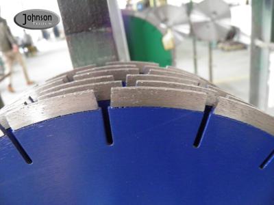 Cina le lame di taglio concrete di 12inch/300mm, laser hanno saldato la lama per sega per il taglio concreto curato, l'altezza di 12mm, il foro concentrare 20mm. in vendita