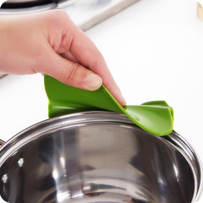 China Kitchen Gadgets Silicone Anti-Spill Leak Pot with Round Mouth Edge Deflector 20g for sale