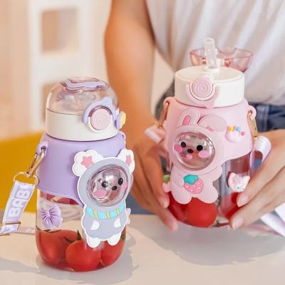 Китай Детская бутылка с водой Мультфильм Милая пластиковая чашка с соломенным портативным дизайном продается