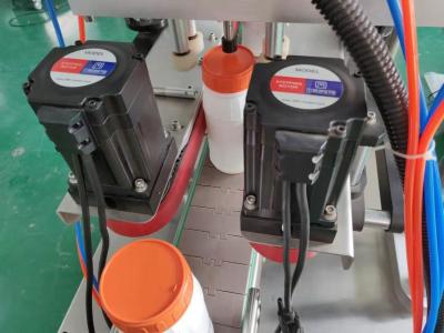 Cina Linea di produzione automatica per avvitamento tappi in plastica, macchina tappatrice per pompe spray in vendita