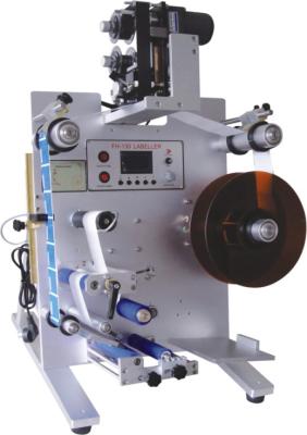 China Máquina automática de etiquetado de etiquetas en línea vertical de escritorio con impresora de fechas para botellas redondas de envoltura en venta