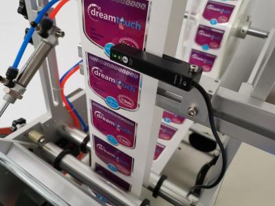 China Máquina de etiquetado de doble cara de alta calidad, aplicador de etiquetas de envoltura de mesa para tanques redondos/botellas con función de conteo en venta