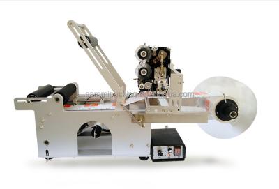 Cina Etichettatore semiautomatico di bottiglie rotonde, macchina di etichettatura con data di produzione, stampa del codice del numero di lotto in vendita